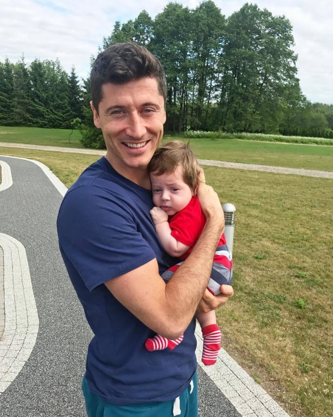 Robert Lewandowski z dzieckiem na rękach. UROCZE ZDJĘCIE!