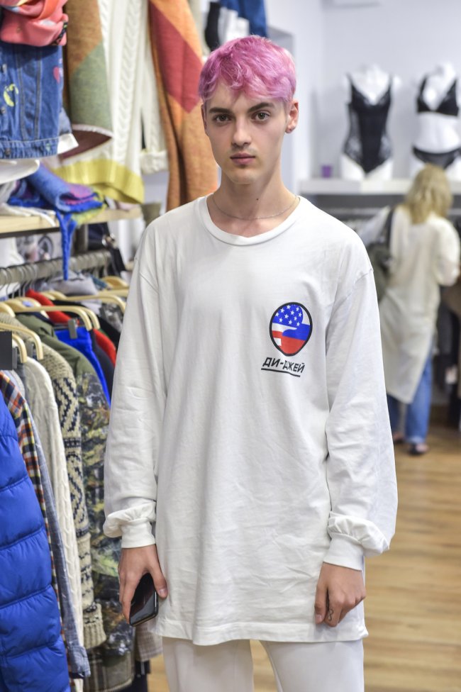 Radek Pestka z "Top Model" w samej marynarce i krótkich spodenkach ...