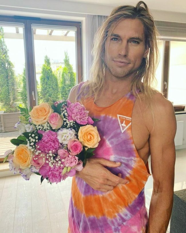 Doda i Max Hodges razem! Ale co ona ma na sobie? Jej spódnica niewiele ...