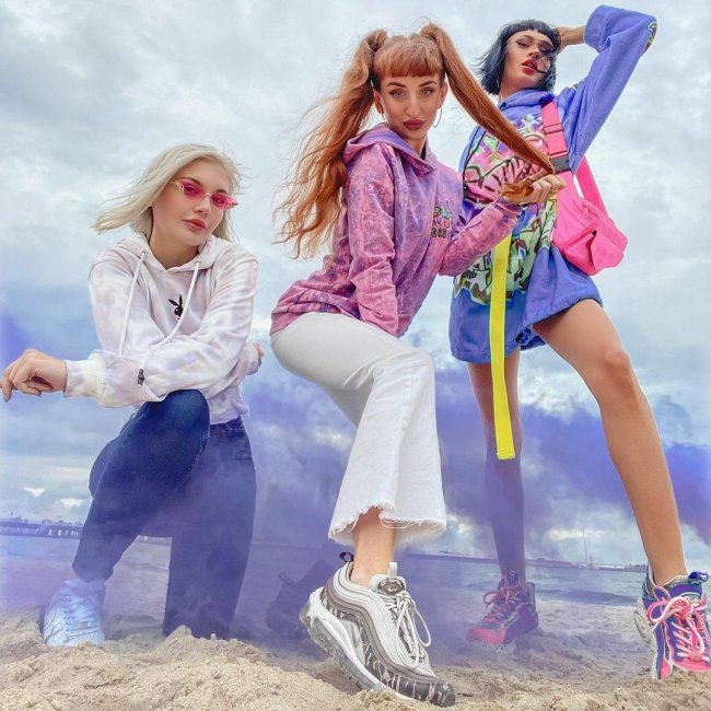 Lady Madlen pokazuje goły biust na imprezie! Ta dziewczyna wie co to ...