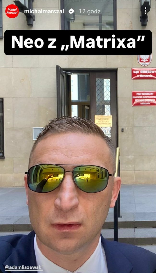 Robercik w okularach przeciwsłonecznych niczym Neo z "Matrixa". Sieć ...