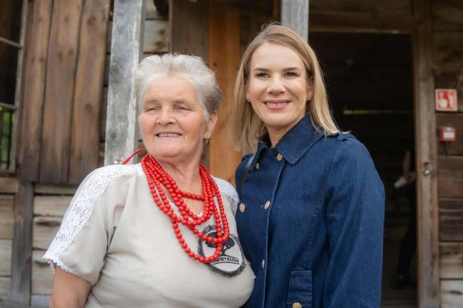 Marta od Karola poszła w tany podczas wycieczki na lubelskiej wsi. Internauci wytknęli jej dwie ...