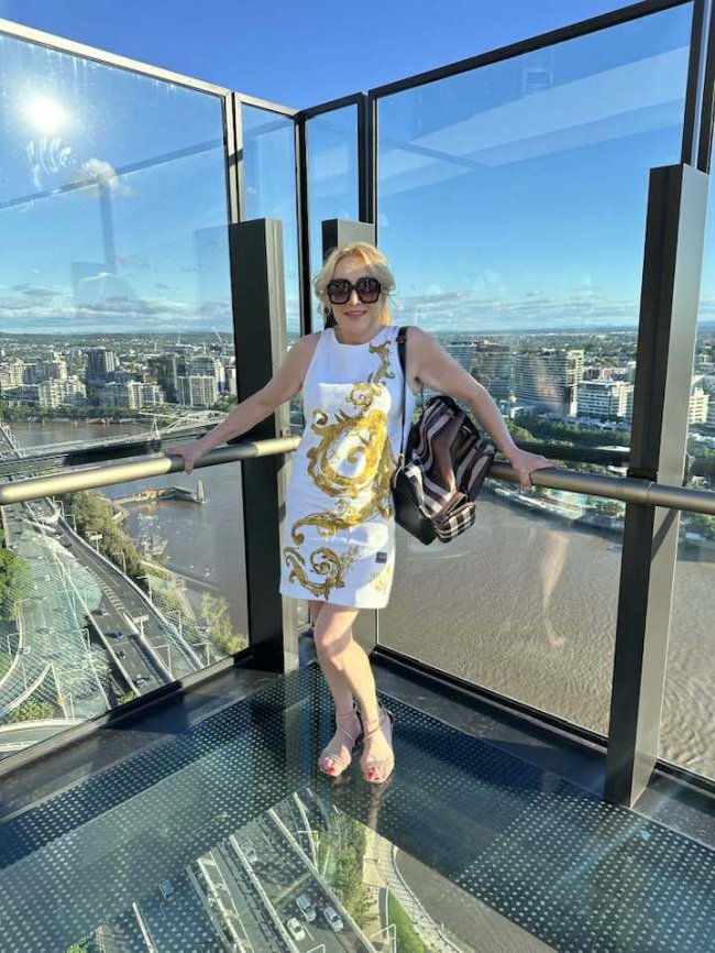 Uwodzicielska Danuta Martyniuk rozsiadła się na krześle jak lolitka i ...